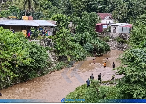 Sungai Meluap Saat Hujan Deras, Tim Gabungan Cari Korban di Desa ...